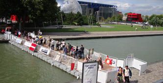 Le pont flottant mobile dans le Parc de la Villette - canal de l'Ourcq