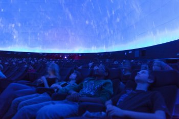 La géode, cinéma du parc de la Villette près de la Cité des Sciences